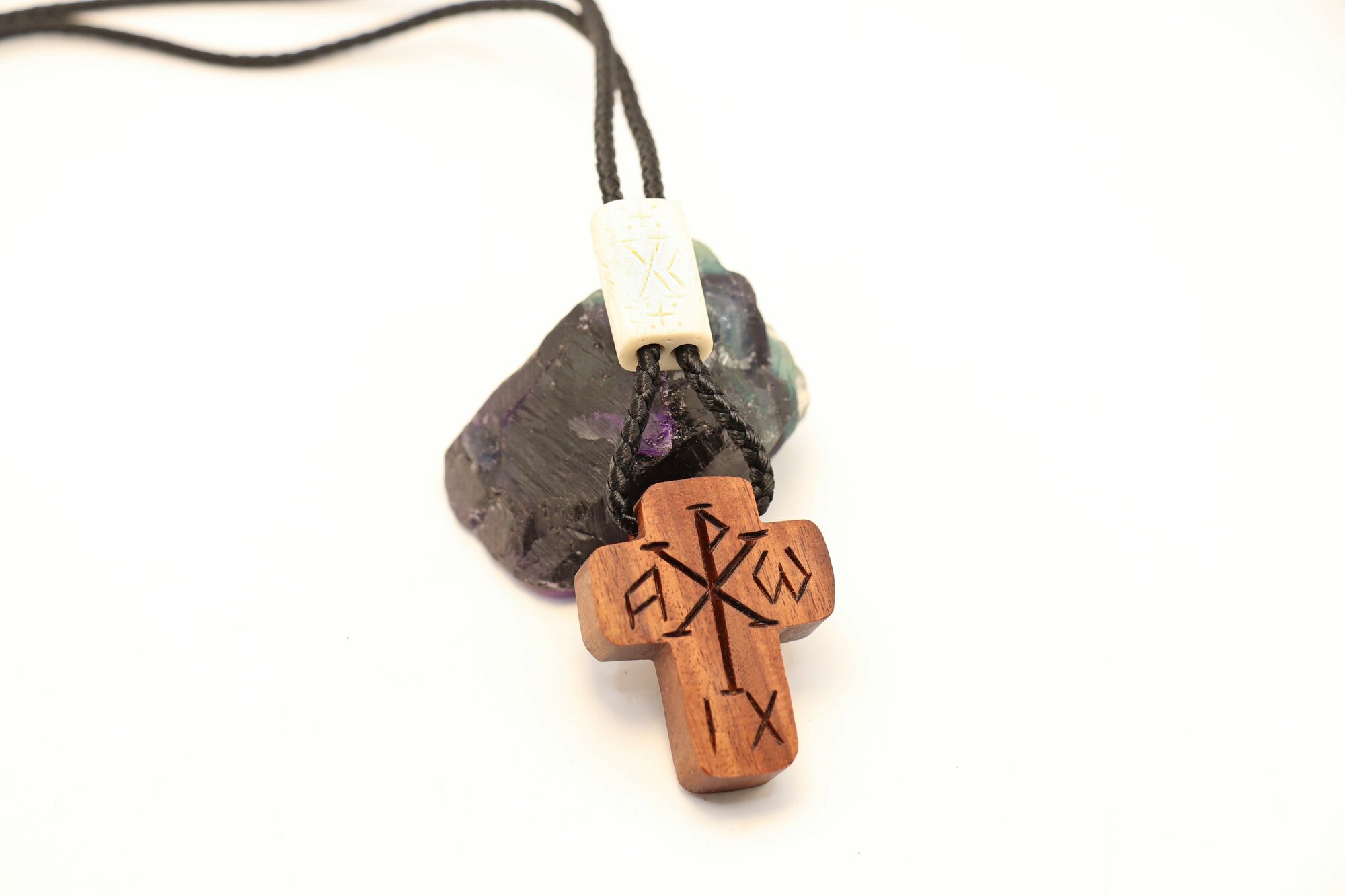 Крест из палисандра c Хризмой и рогом лося