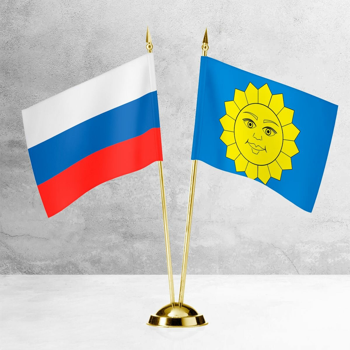 Настольные флаги России и Истры на пластиковой подставке под золото