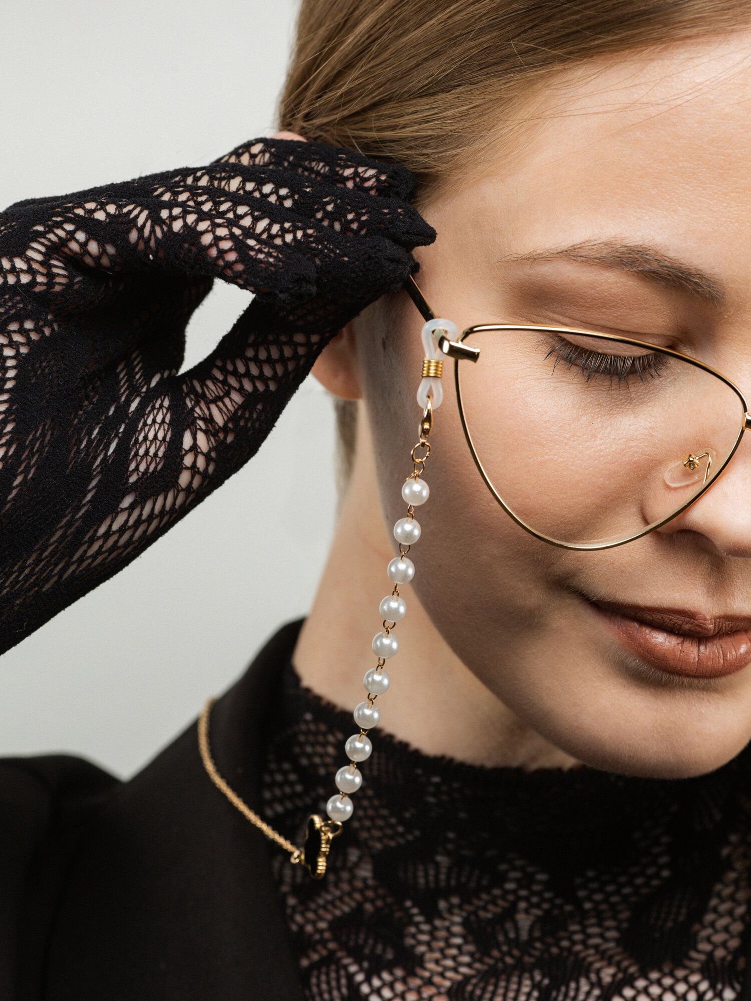 Цепочка шнурок для очков 75 см Черный клевер, золотистая, тренд лето 2025