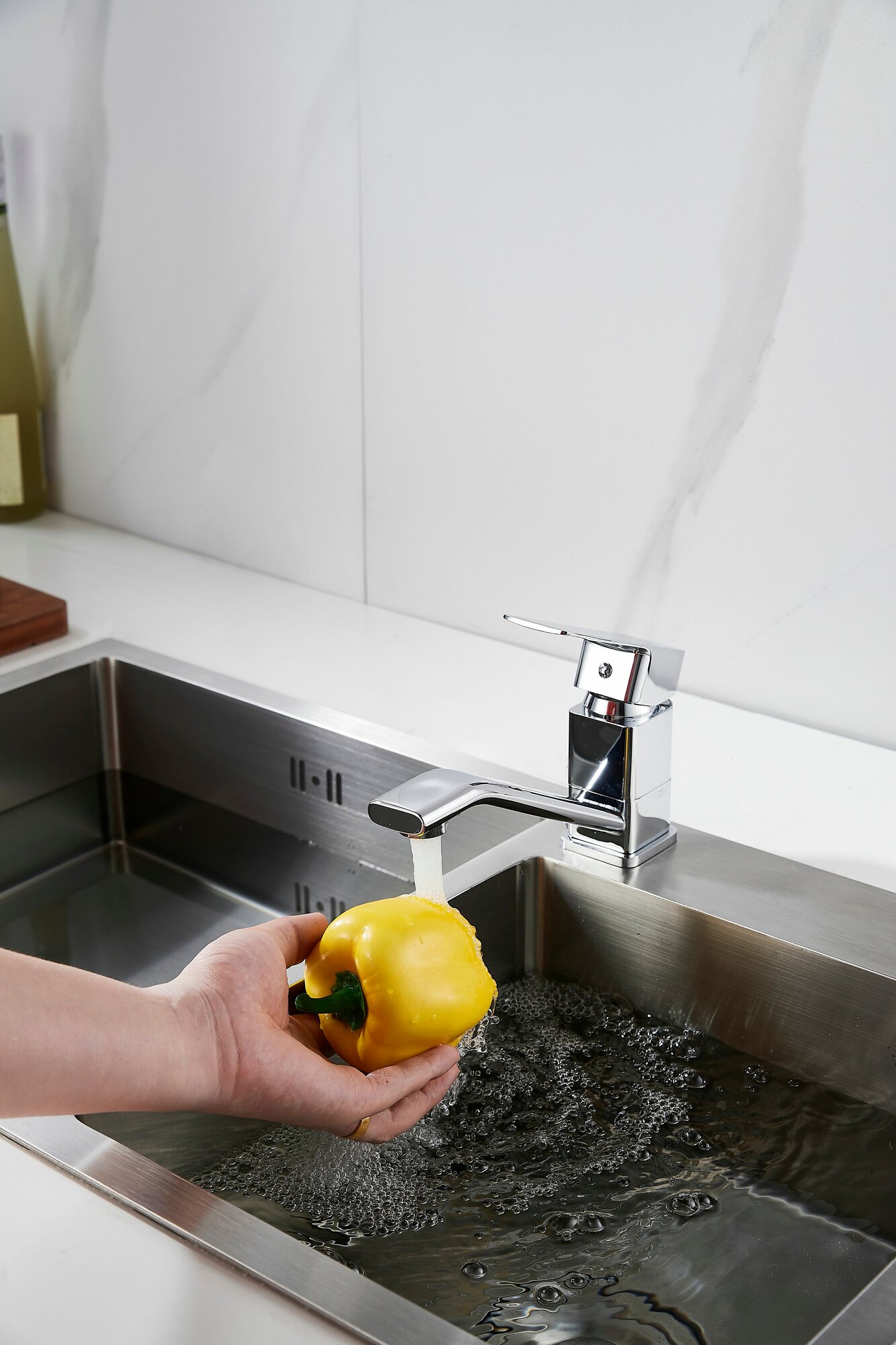 Смеситель для кухни однорычажный. Монтаж на одно отверстие, на гайке, гибкая подводка 1/2, хром