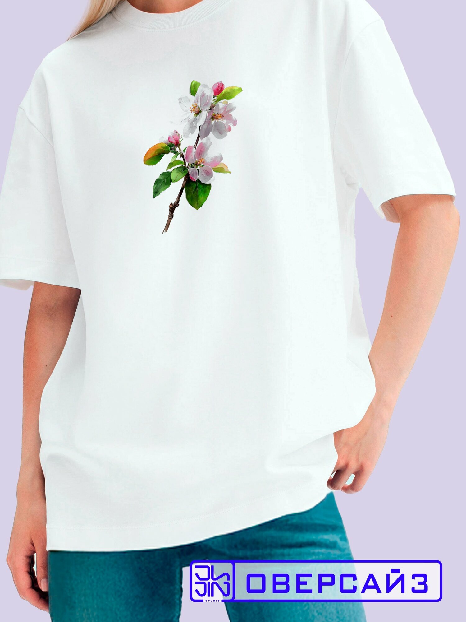 Футболка оверсайз женская с принтом Белая цветочная ветка с зелеными листьями, минималистичная природа, белый хлопковый трикотаж с прикольным рисунком на груди