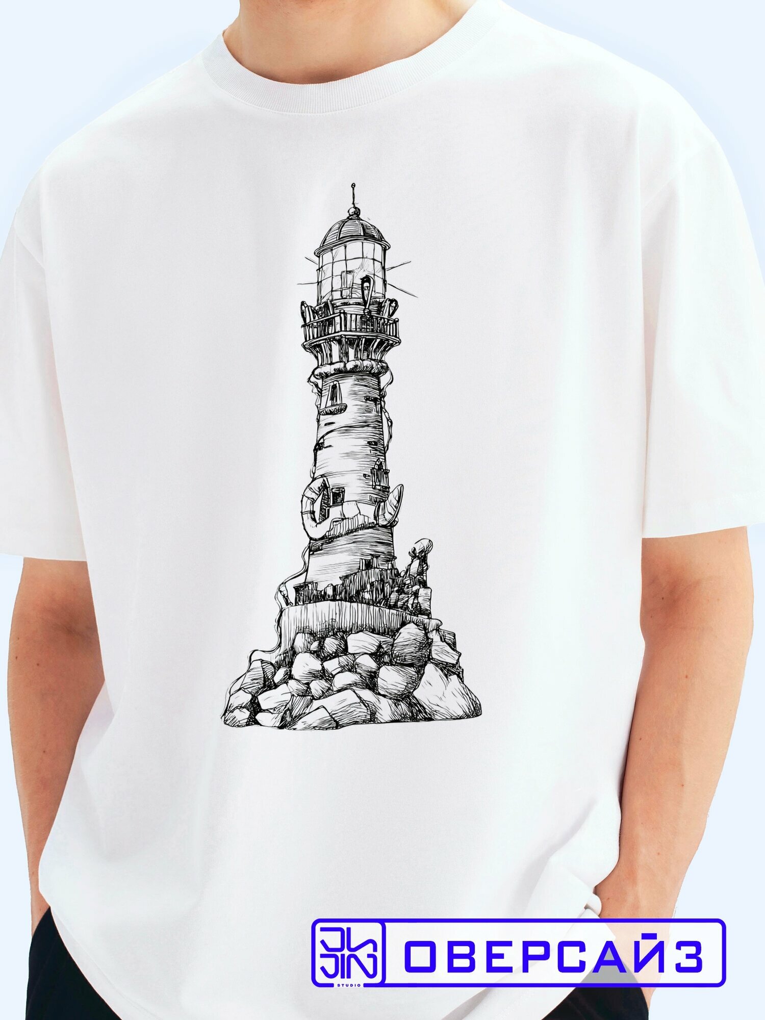 Футболка оверсайз мужская с принтом Винтажный черно-белый маяк на высокой скале, ретро белая графика, белый хлопковый трикотаж с прикольным рисунком на груди