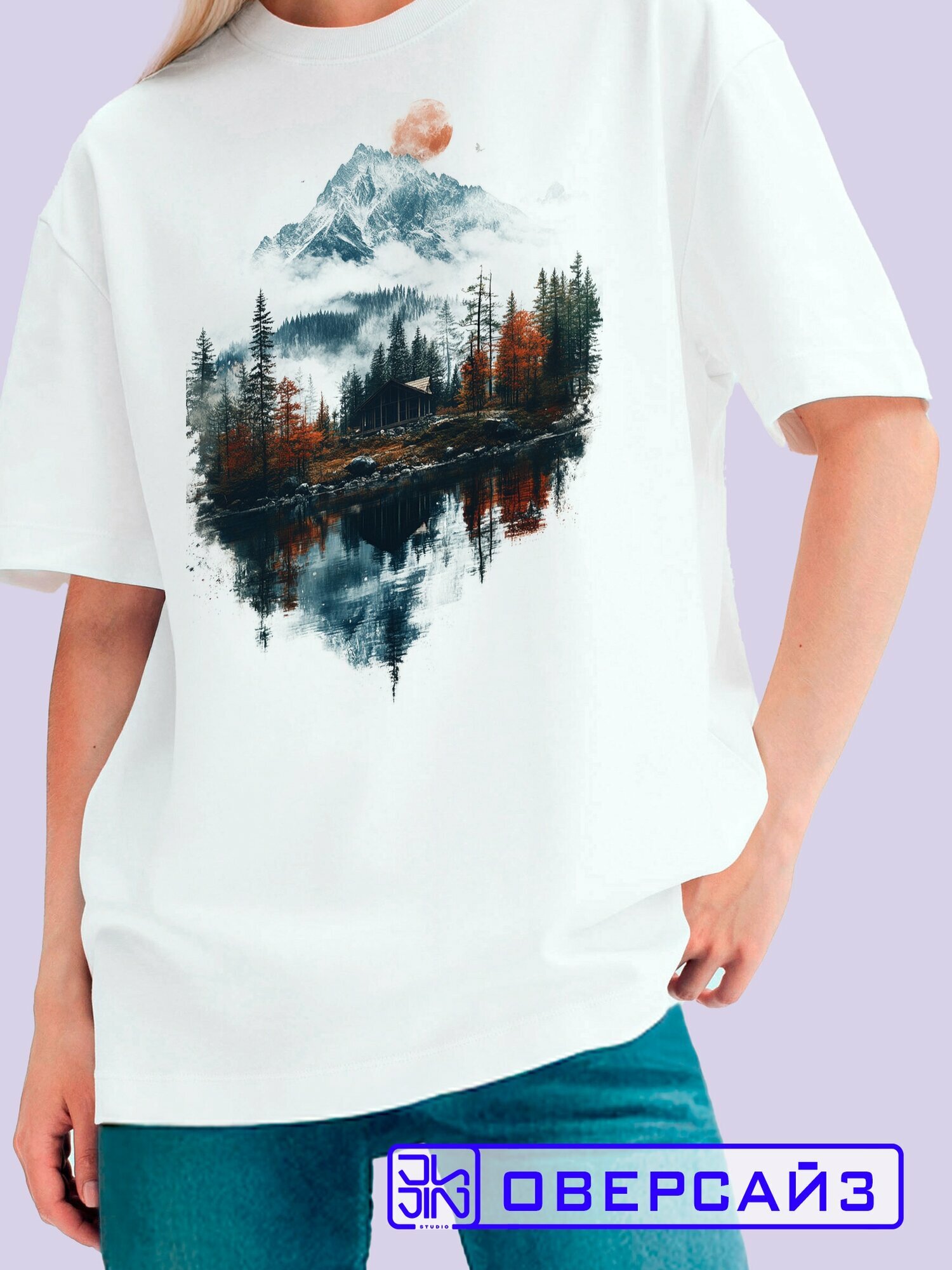 Футболка оверсайз женская с принтом Черно-белые горы с высоким домиком в туманном лесу и отражением в воде, белый хлопковый трикотаж с прикольным рисунком на груди