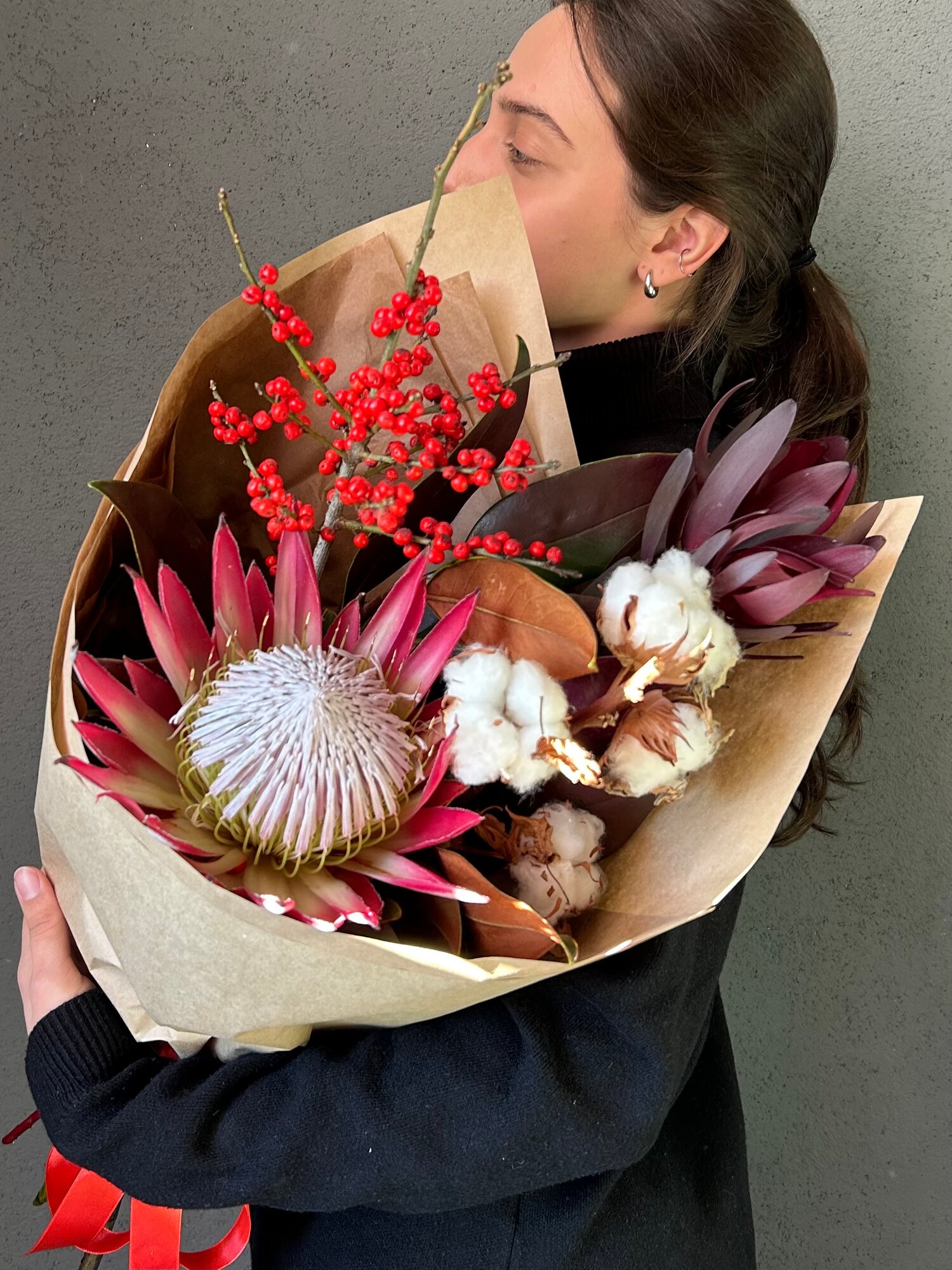 Букет «Прометей»(королевская протея , Илекс, ветка хлопка, листья магнолии, леукодендрон)