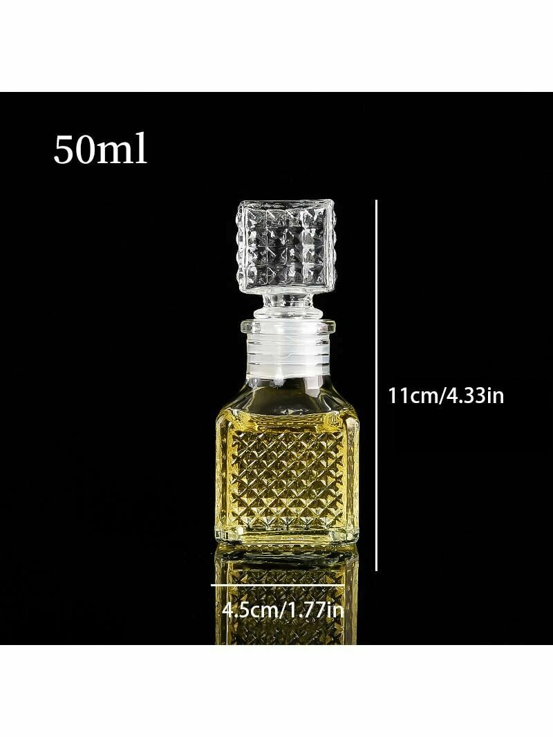 Стеклянная маленькая бутылка вина