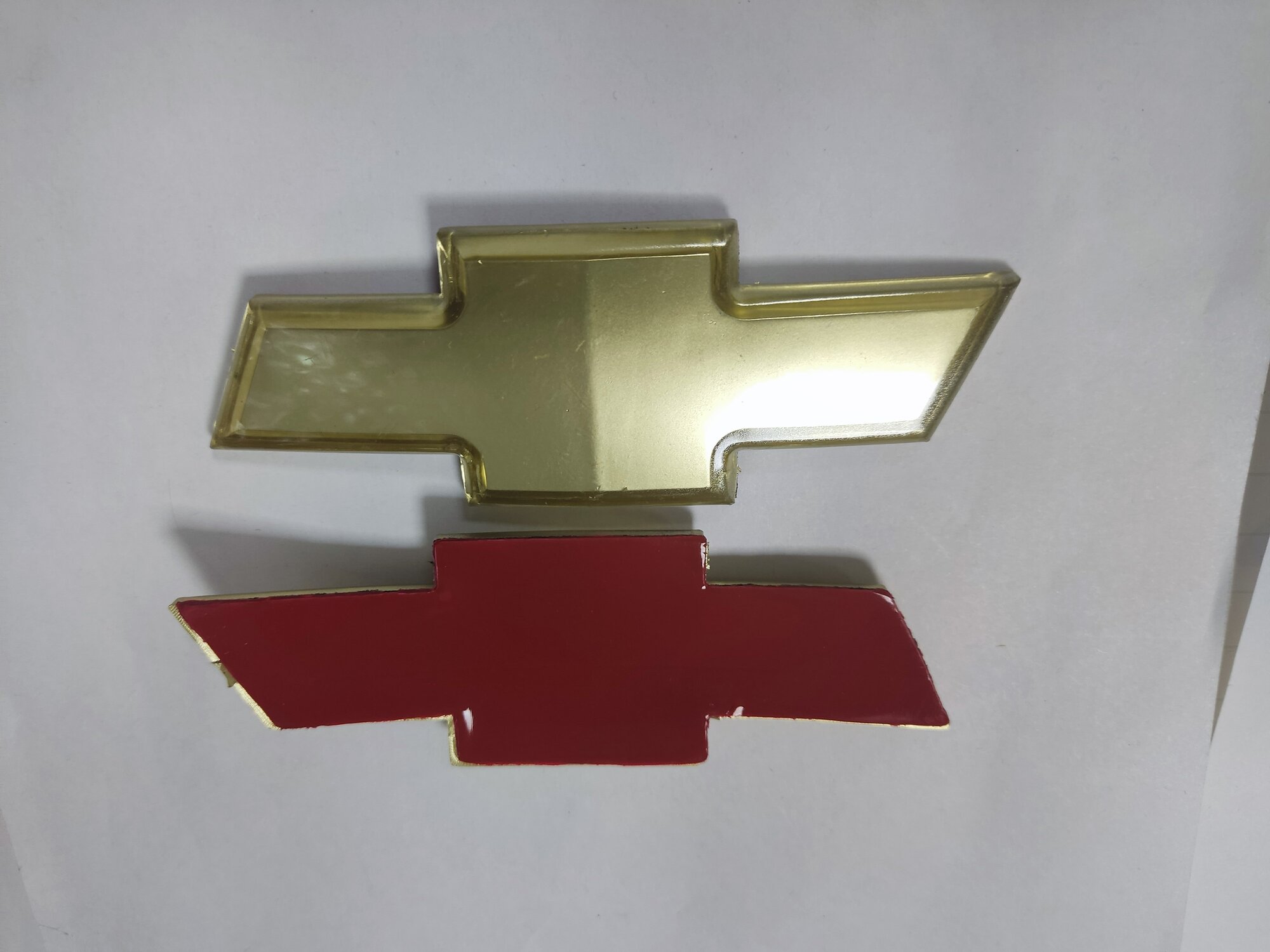 Эмблема Chevrolet, углепластик, золотистая, самоклеящаяся, 12х12 см