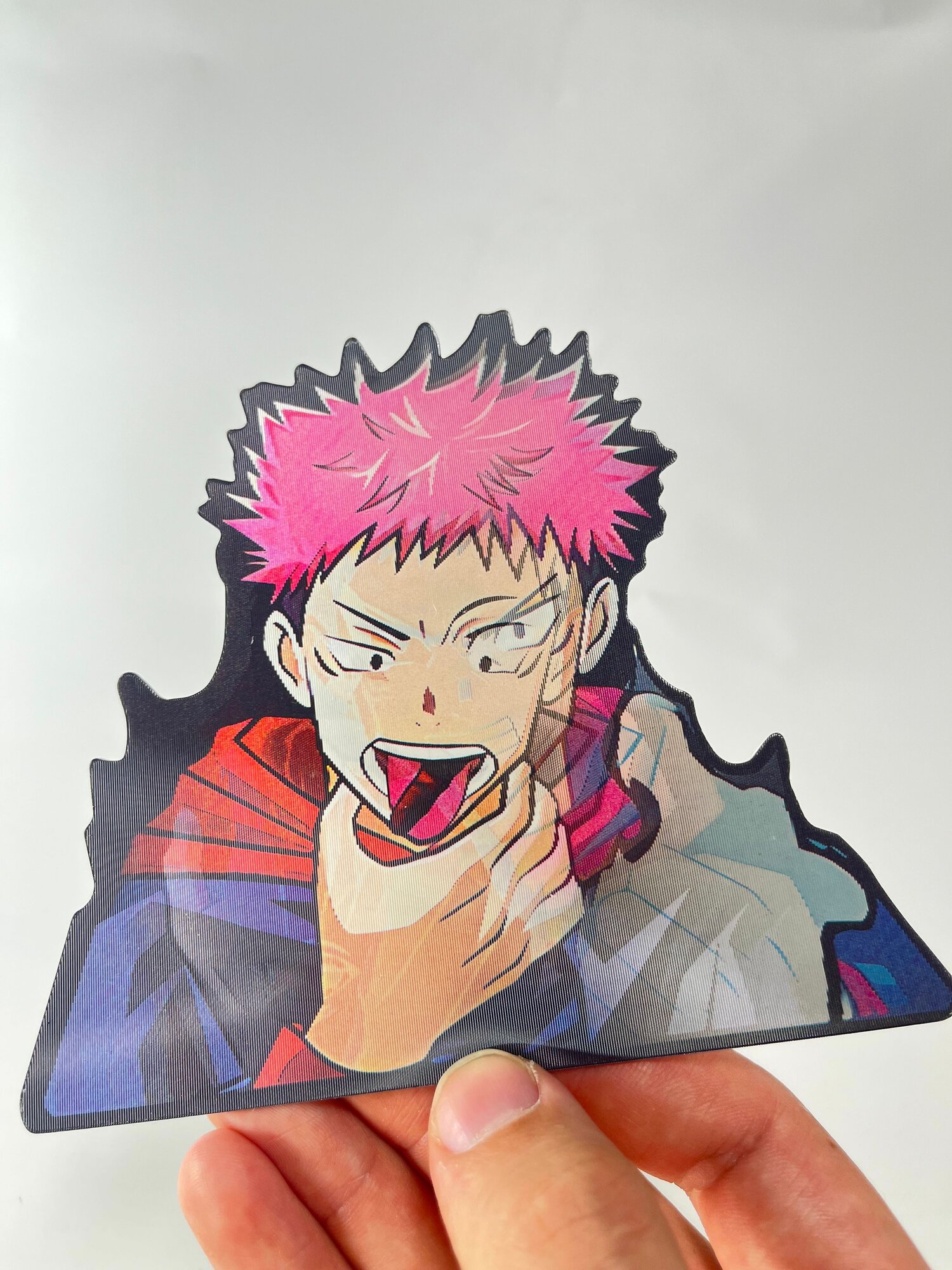 Наклейка голографическая для компьютера/ноутбука/машины аниме Магическая битва (Jujutsu Kaisen) персонаж Юджи Итодори (Yuji Itadori) 15 см