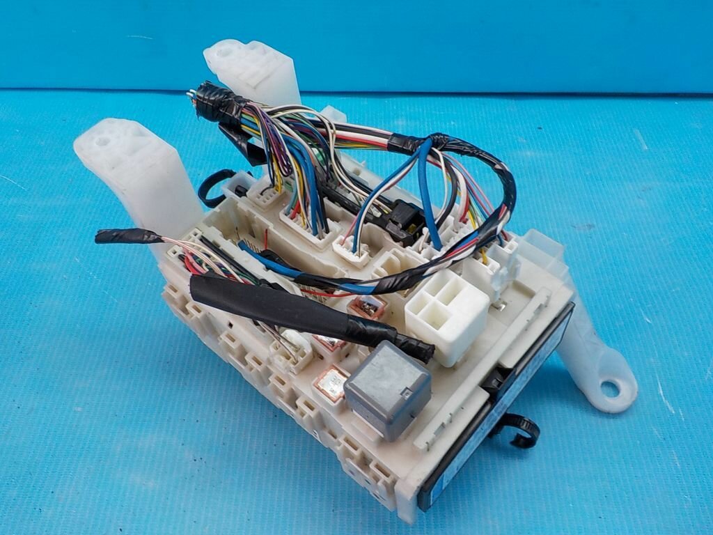 Блок предохранителей салона TOYOTA Auris (E15) 2006-2012 8273012210 - Б/У