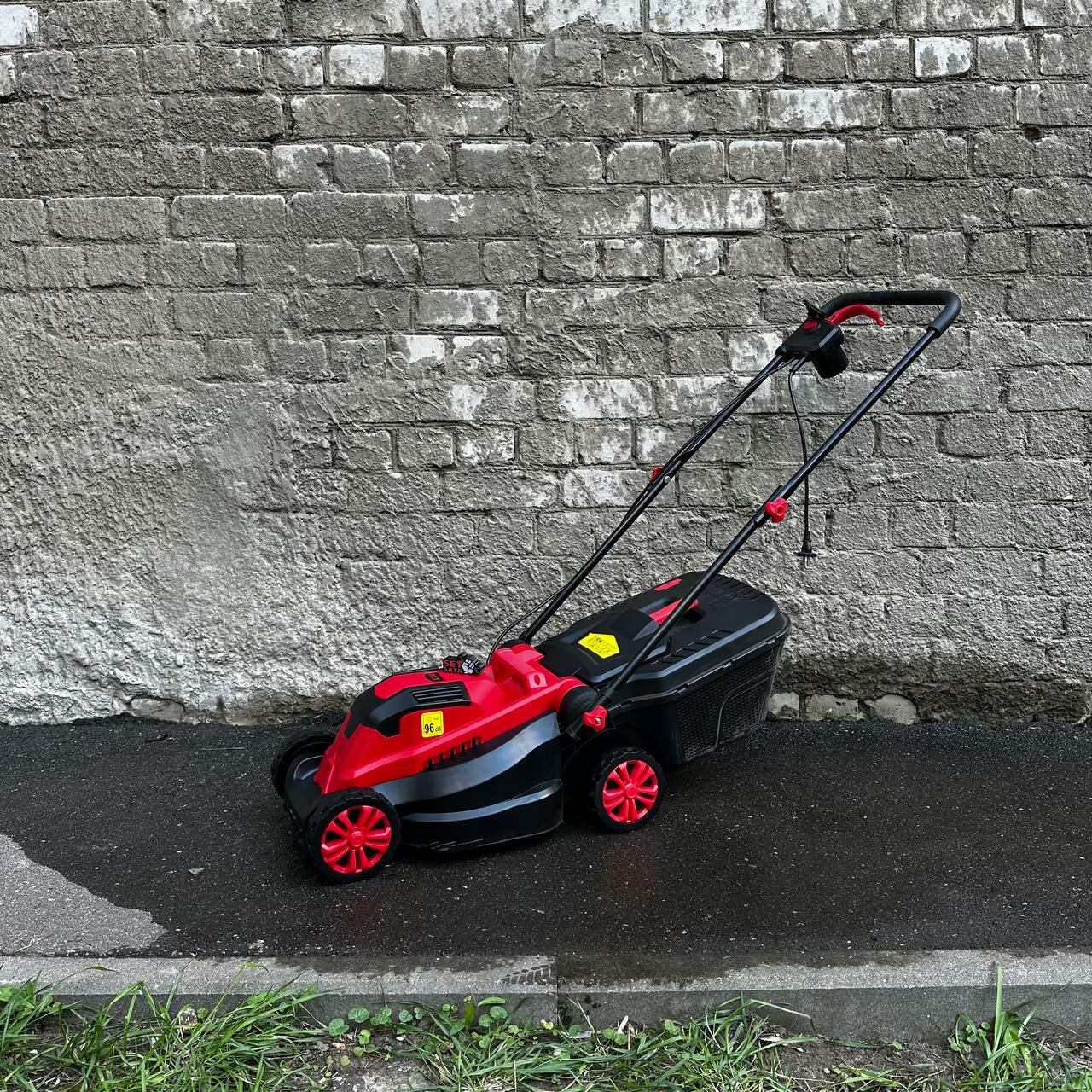 Газонокосилка PIT PLM32-C, складная, электрическая, ширина скашивания 32 см, травосборник 30 л