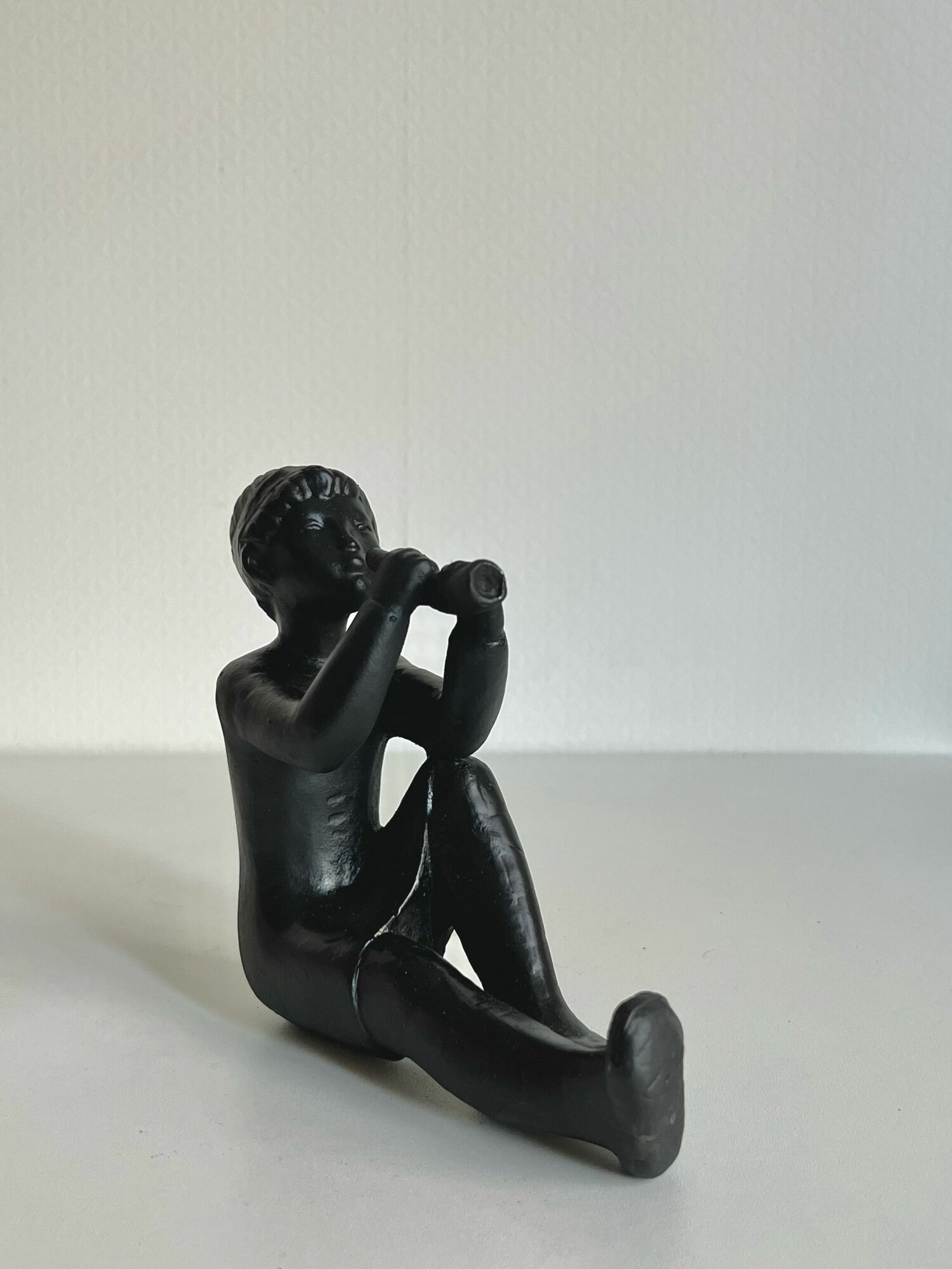 Статуэтка "Мальчик с дудкой" СССР. окрашенный силумин. Длина: 14 см. Высота: 14 см.