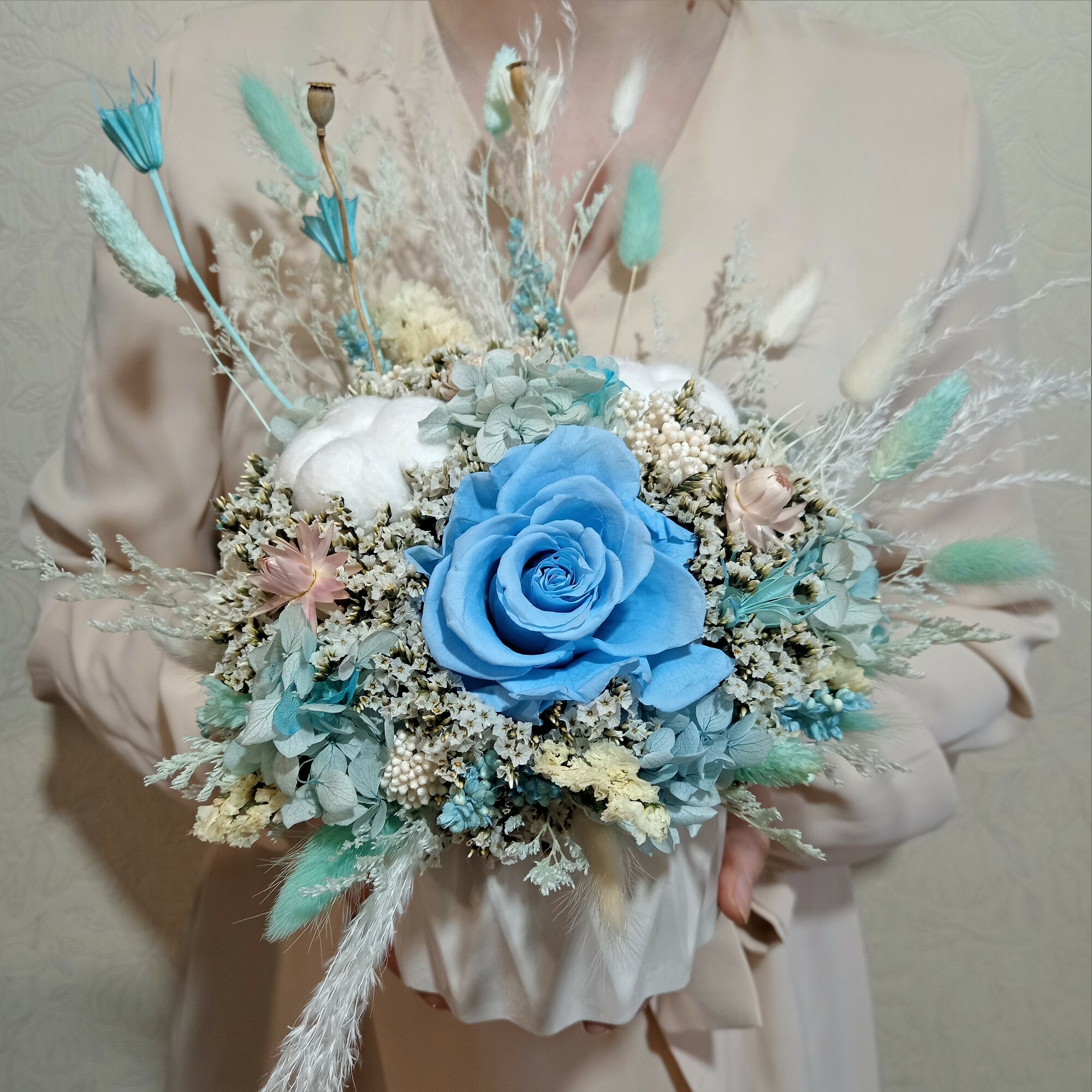 Композиция из сухоцветов с стабилизированной розой