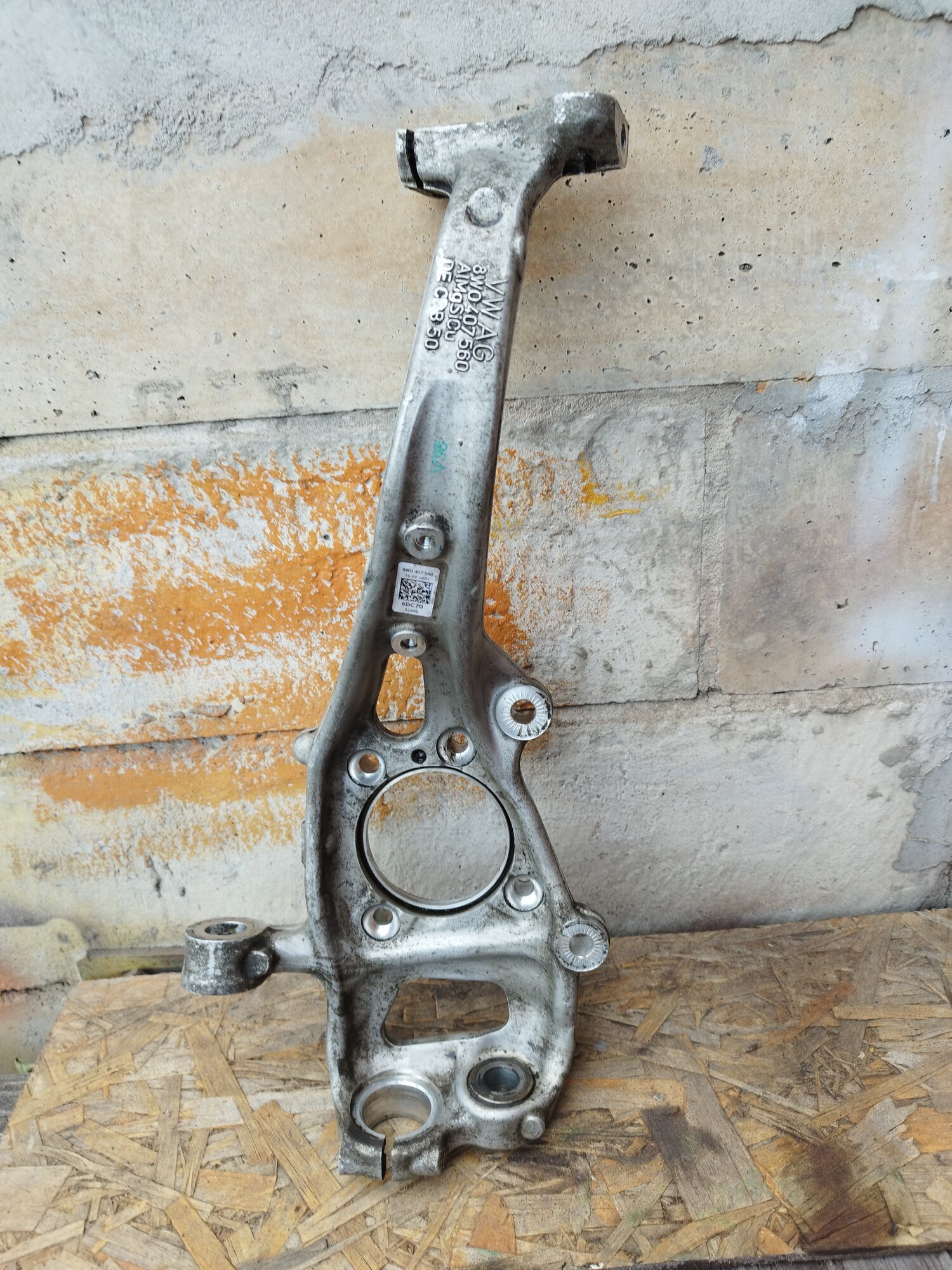 Кулак поворотный правый передний Ауди a4 a5 8w0407560