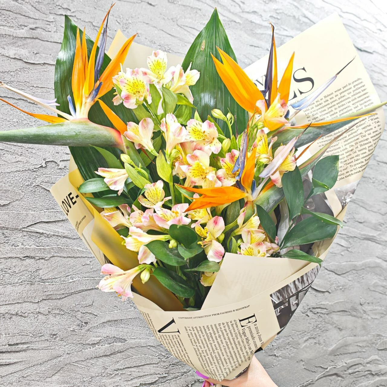 Букет альстромерий с экзотическим цветком стрелиция "Райская птица"