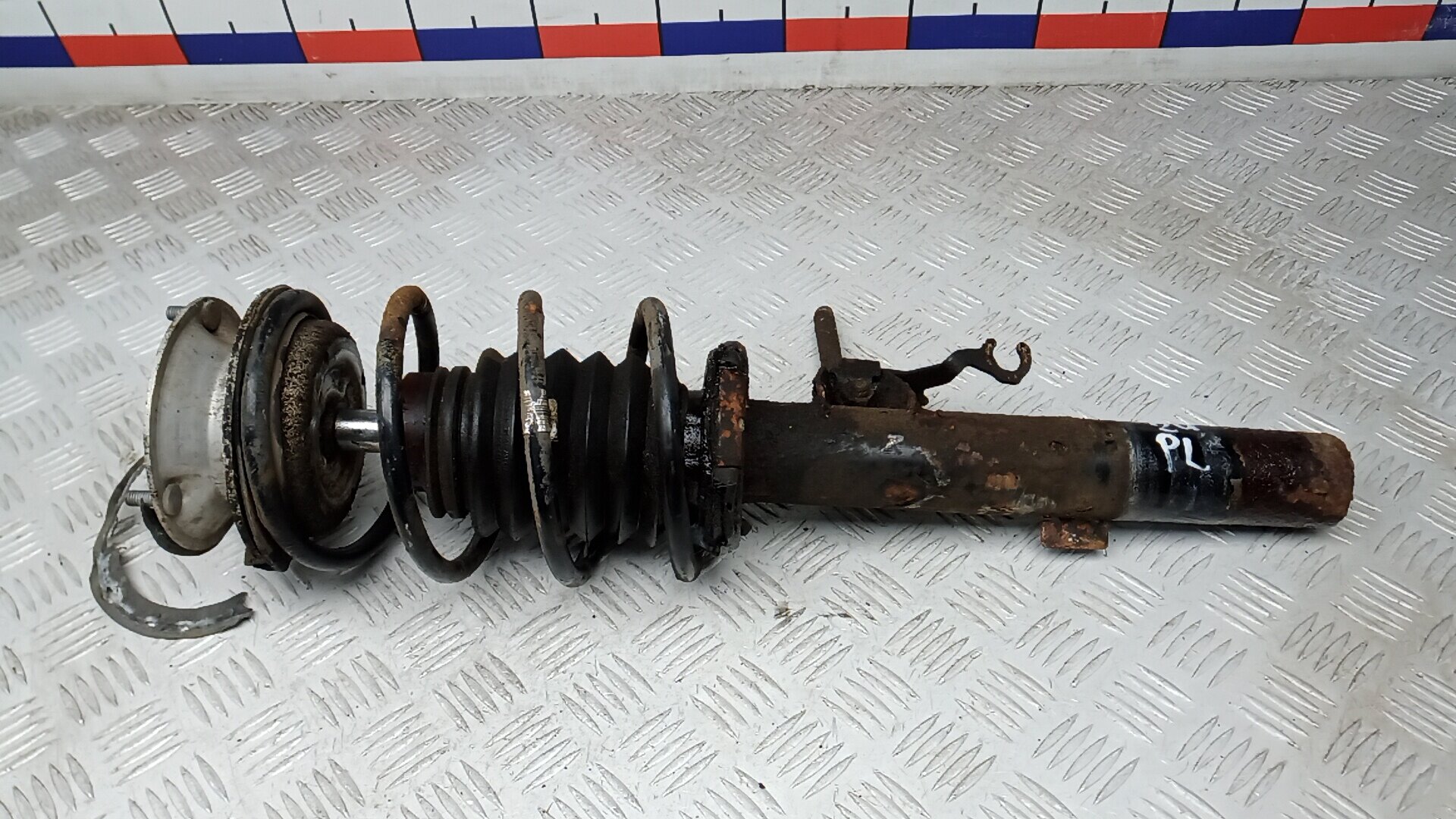 Стойка передняя левая BMW 3 E90/E91