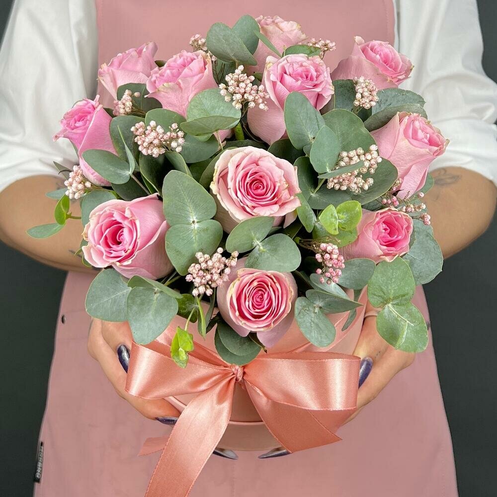 Цветы в коробке. Розовые одноголовые Розы 11 шт, Озотамнус и ветки Эвкалипта