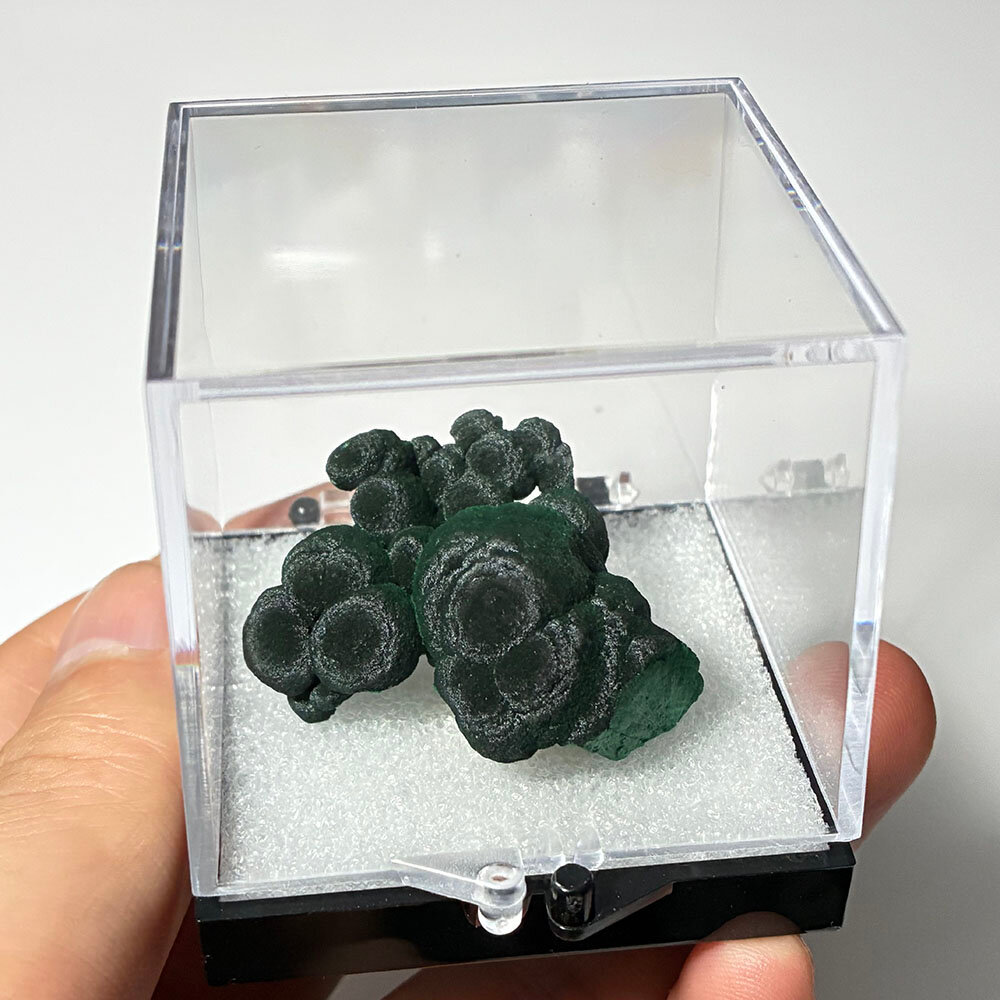 Какой-то очищенный малахитовый камень. Тренировочный образец. Интерьер. “China mineral”