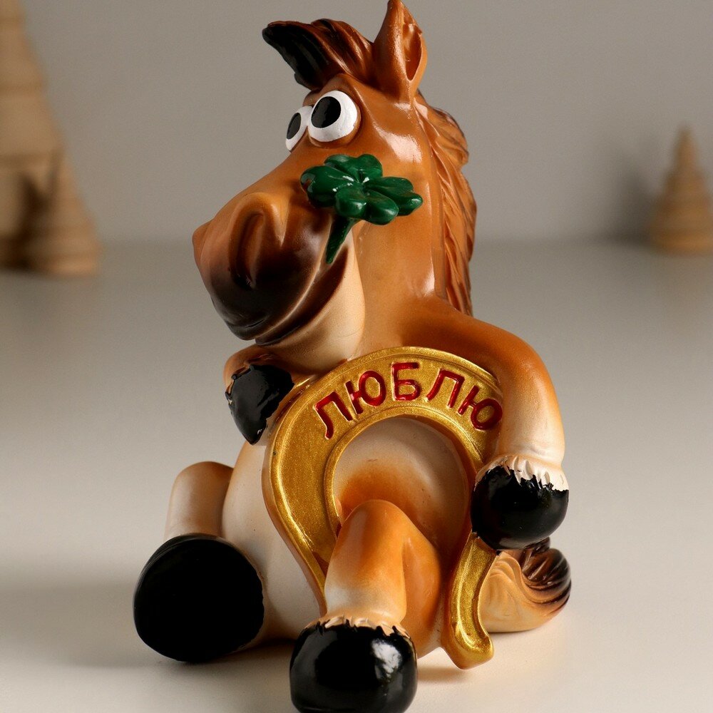 Копилка для денег «Конь с подковой: Люблю и клевером», полистоун, 9.7?8.5?13.3 см