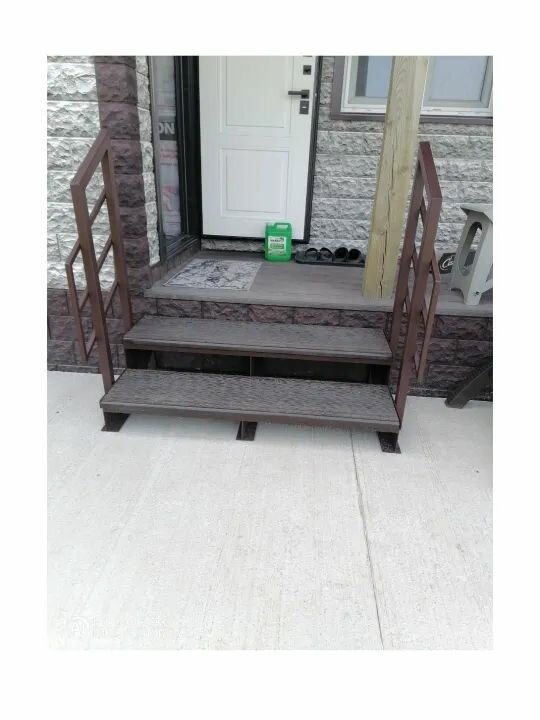 Лестница-крыльцо 2 ступени, с ДПК, ограждения с двух сторон. Ширина 1 м. Высота 34 см.