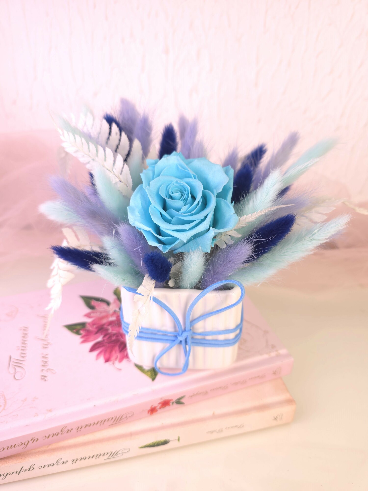 Интерьерный букет в кашпо из сухоцветов и стабилизированной розы "Океан нежности" с доставкой / букет сухоцветов