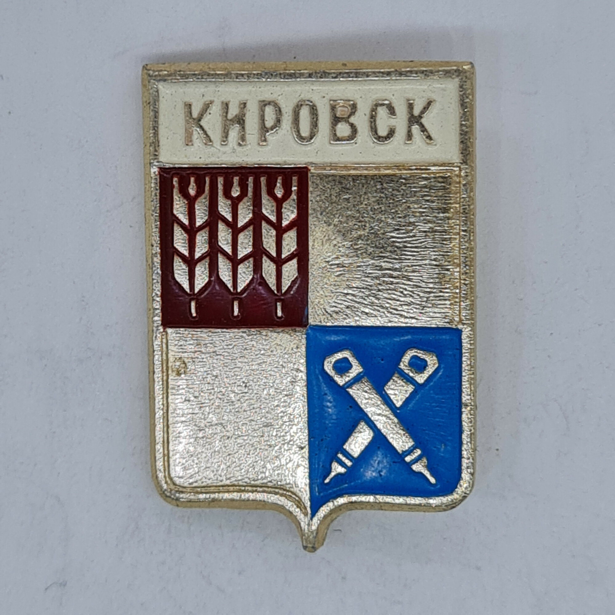 Значок СССР Кировск, колосья, скрещенные факелы, герб города, эмаль, редкий, советский и винтажный