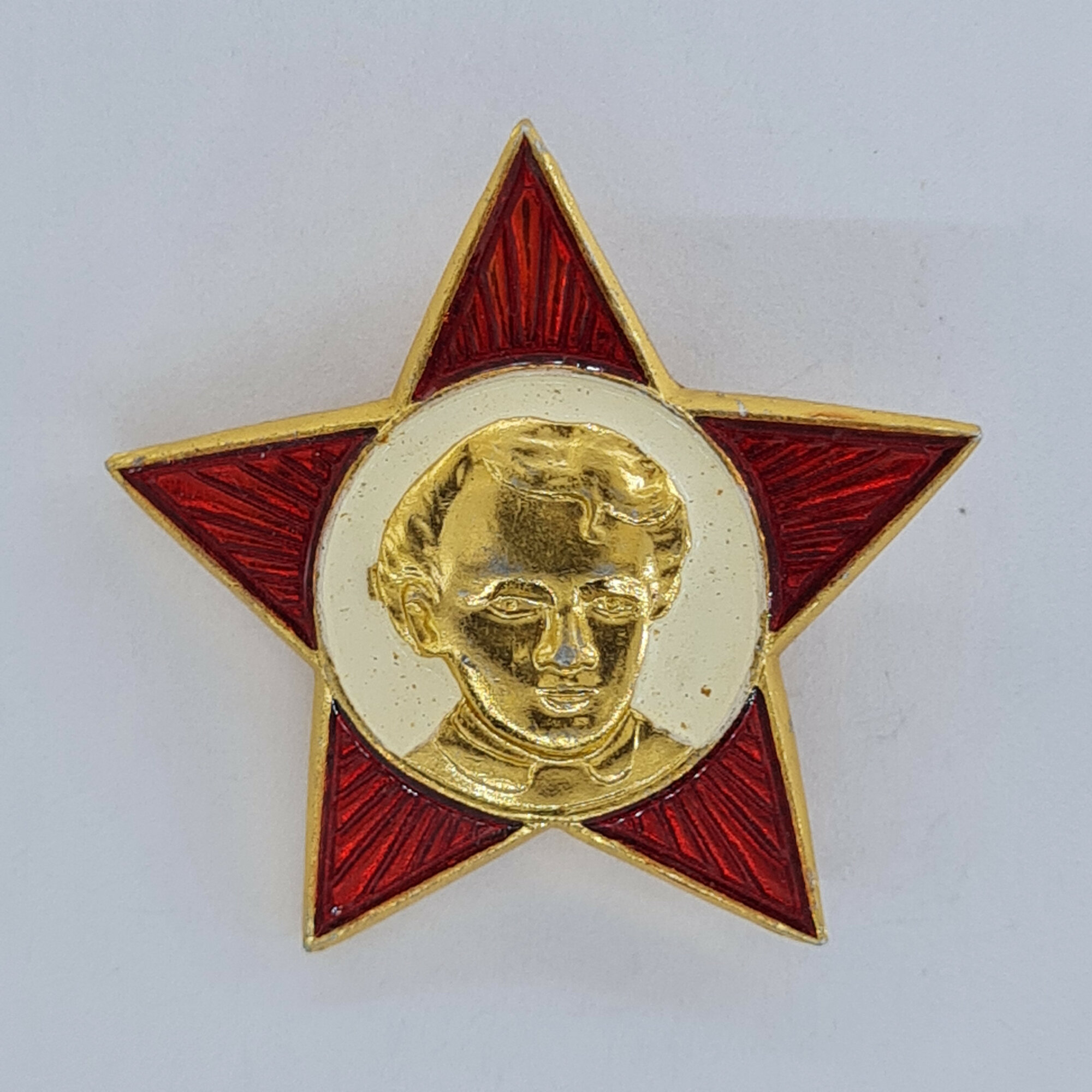 Значок СССР. Красная звезда, портрет Юрия Гагарина, космос. Винтажный значек.