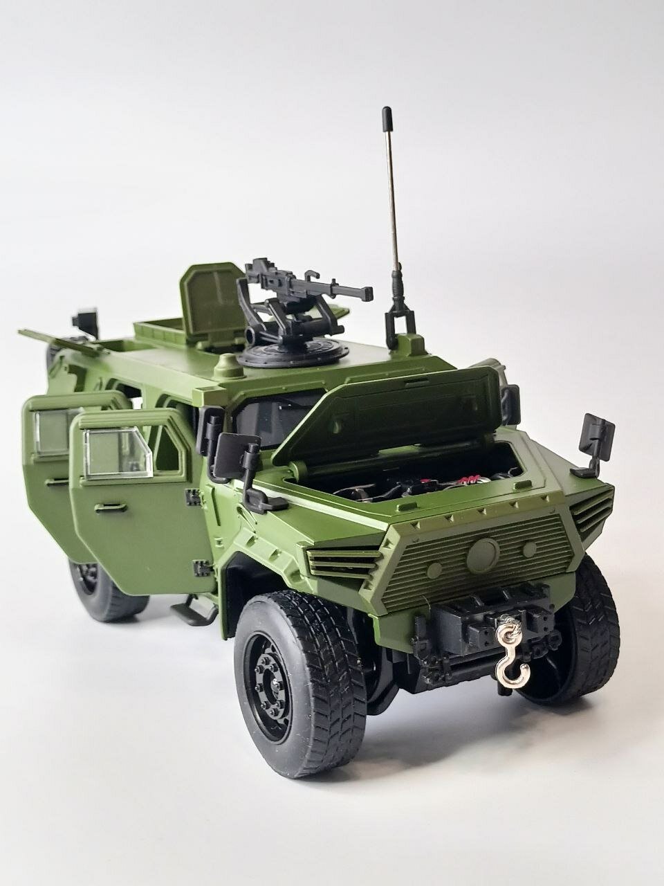 Коллекционная машинка игрушка металлическая Военный бронетранспортер с лебедкой для мальчиков масштабная модель 1:24 зеленый