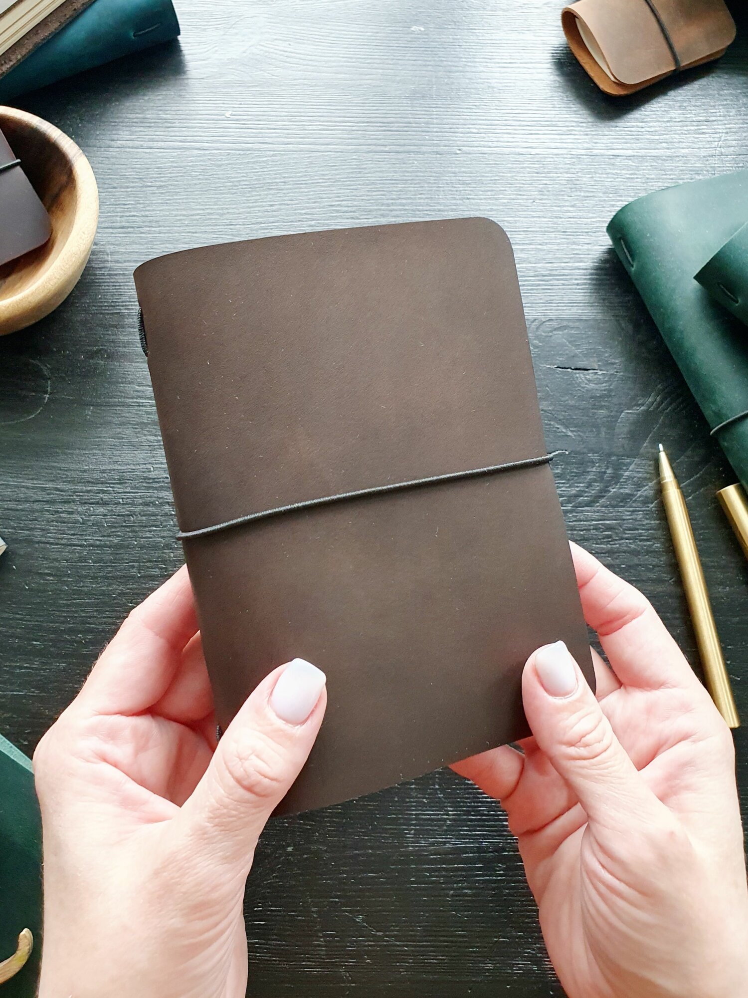 Кожаный блокнот А6 (11х15см) на резинке со сменными тетрадями в клетку