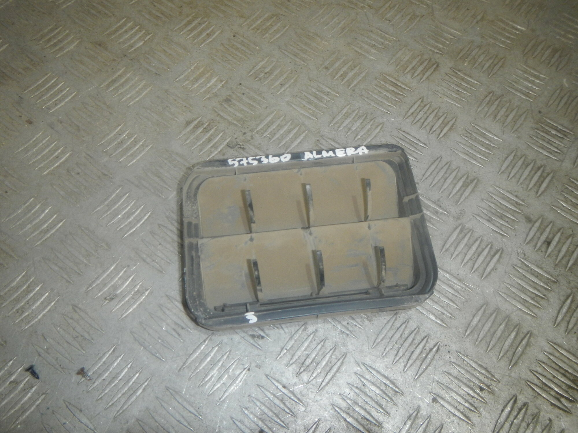 Б/У Решетка вентиляционная, Nissan (Ниссан)-ALMERA G15 (13-) NISSAN ALMERA G15 (13-) Трещина. 575360 NISSAN арт. 7700838358