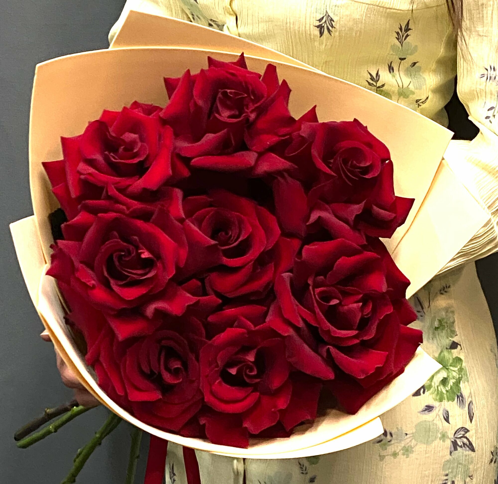 Букет живых красивых цветов N1flor из 7 красных французских роз, упаковка фоамиран, 48 см.