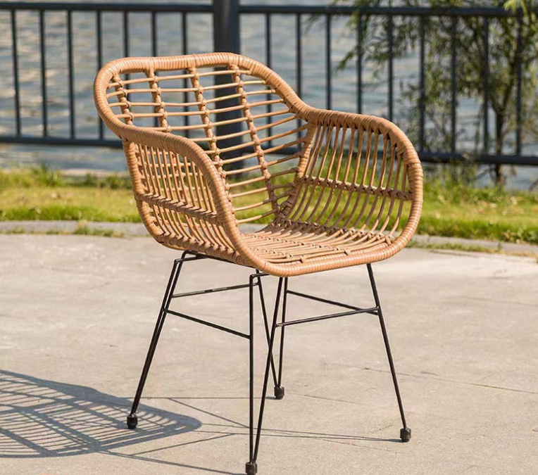 Садовое кресло на балконе в стиле ретро из ротанга в простой атмосфере