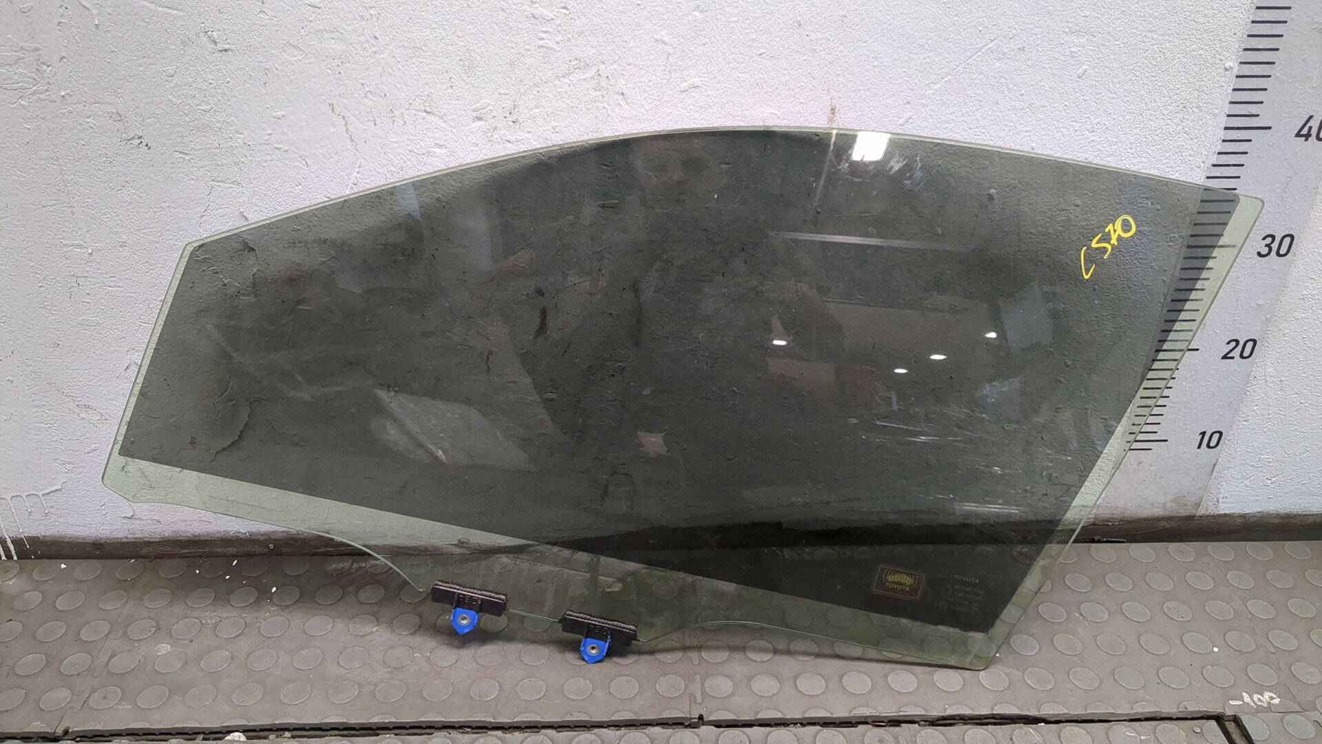 Стекло боковой двери левое переднее Toyota Venza Б/У