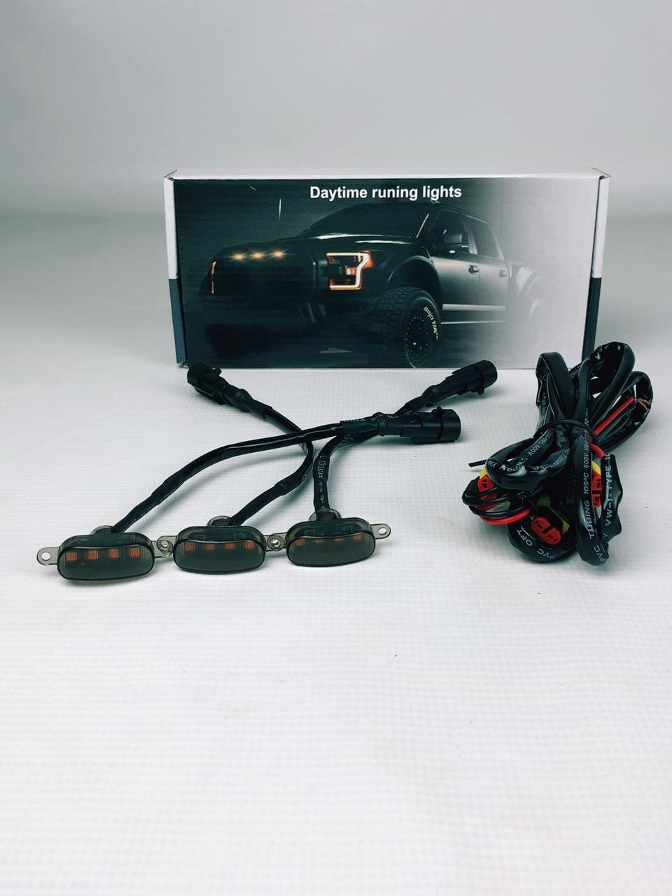 Универсальные ДХО (плафоны) в решетку радиатора 3 шт. + жгут проводов. Комплект дневных ходовых огней