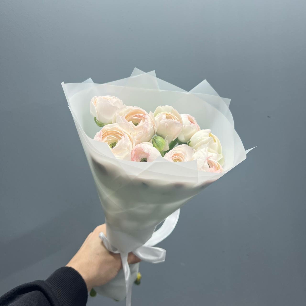 Аналог Пионов Букет ранункулюсов от WOW Flowers, 40см, нежные белые, доставка