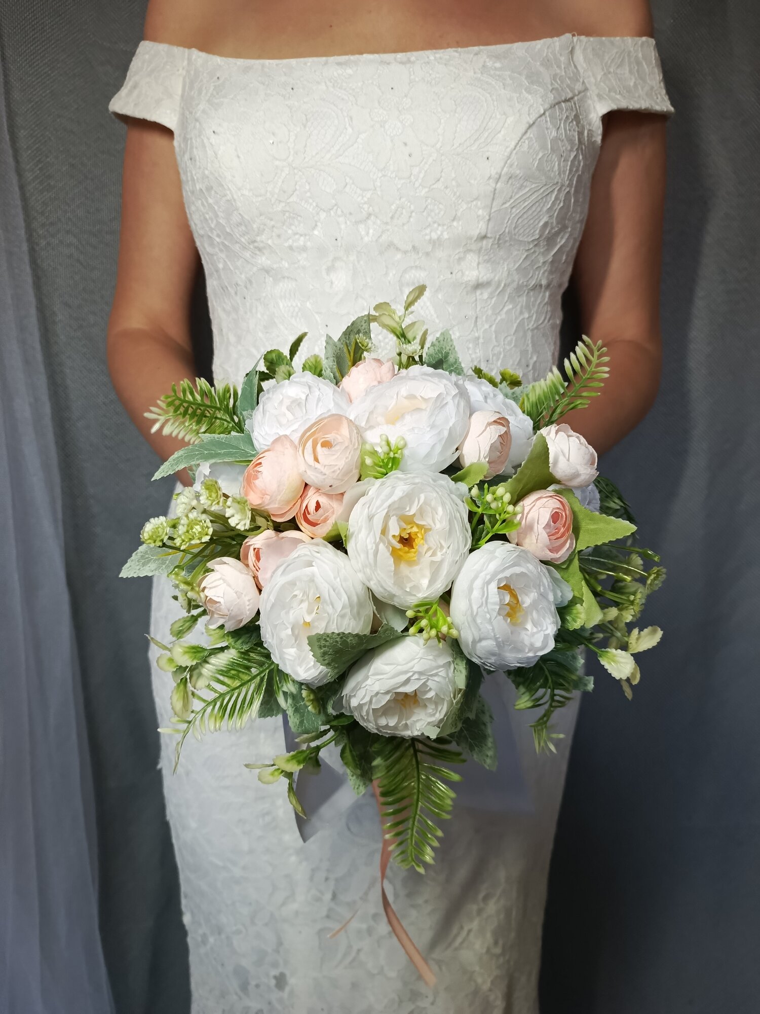 Букет невесты дублер пеоновидная роза и камелия бутоньерка для жениха.