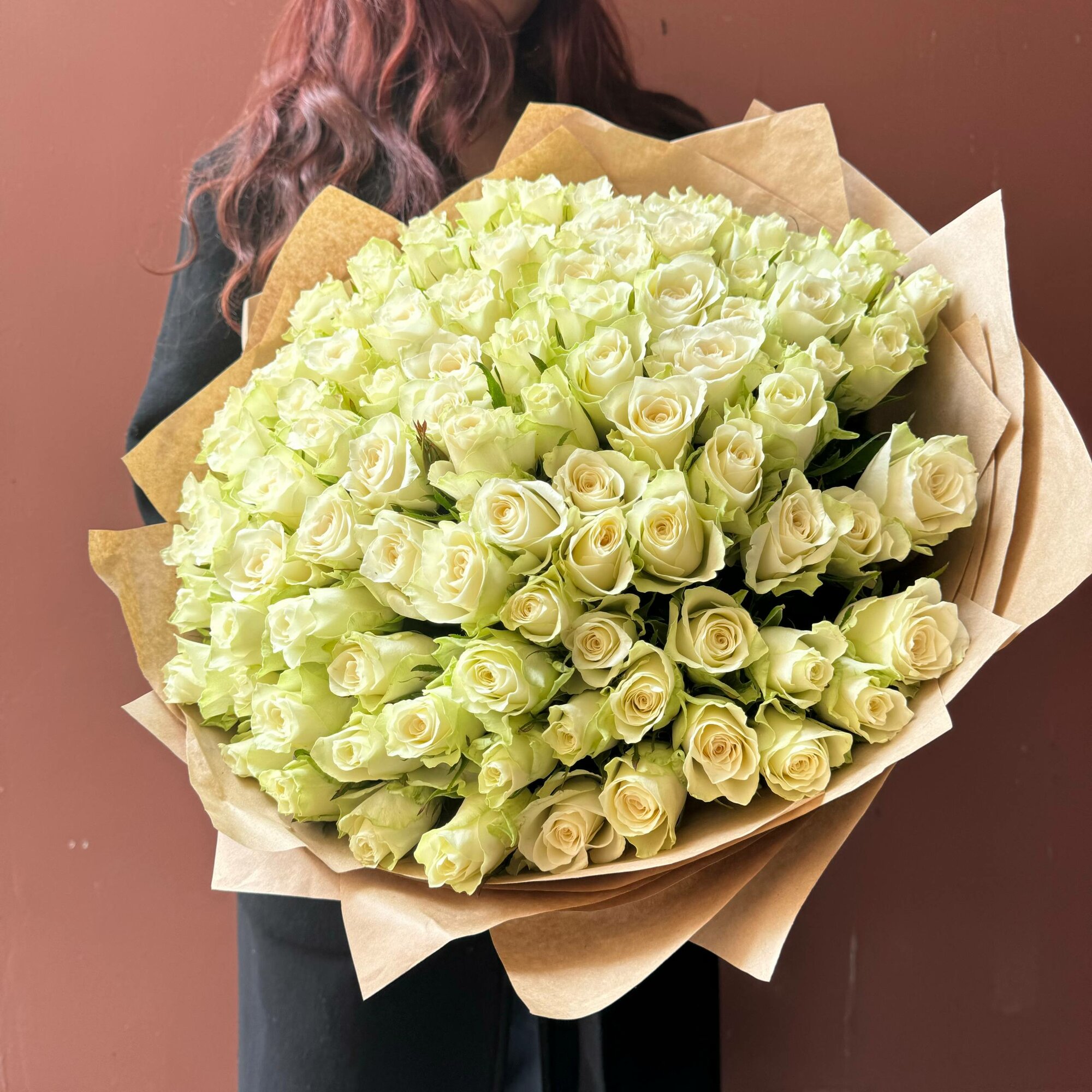 Букет из 101 белой розы Кения 40 см в крафтовой упаковке