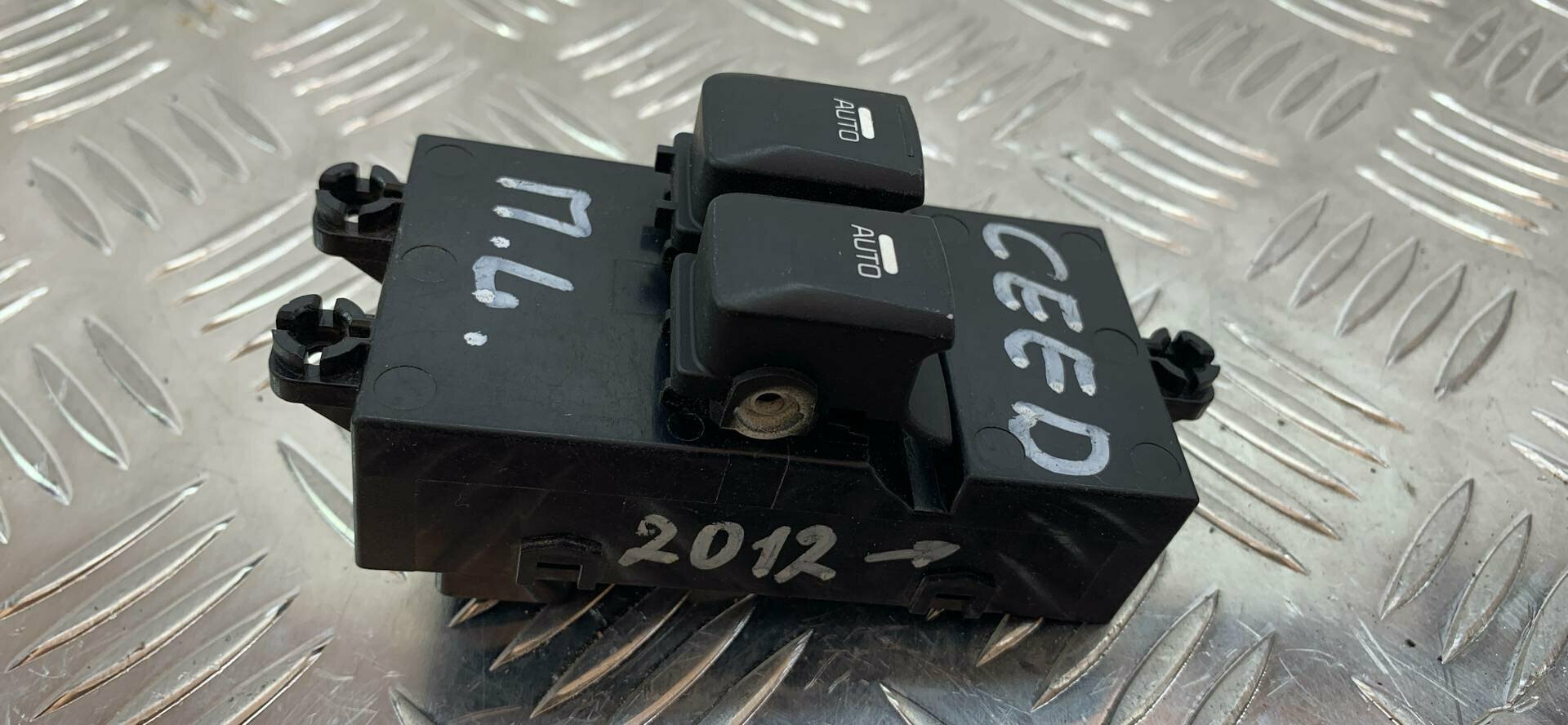 Блок управления стеклоподъемниками передней левой Kia Ceed 2 2014 49D49A1000