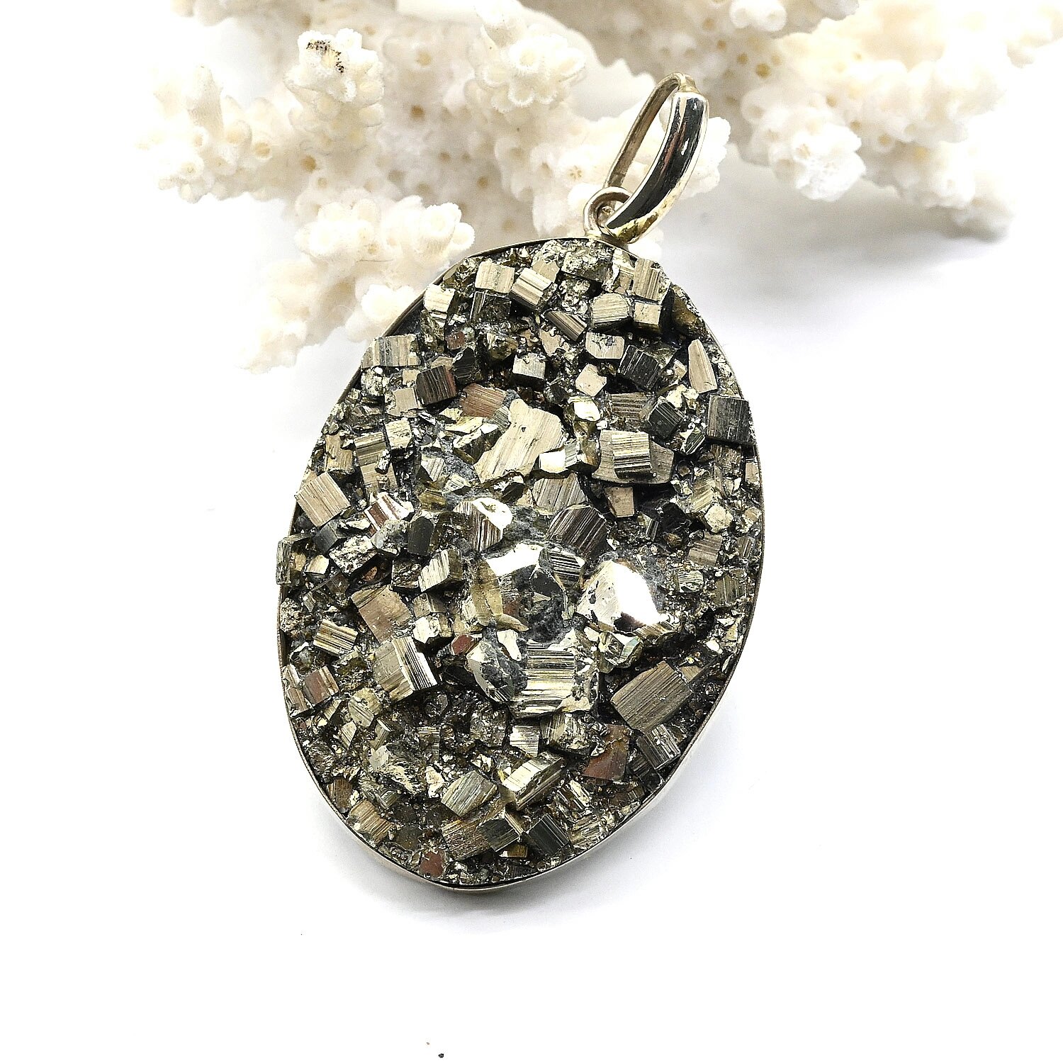 Подвеска, пирит