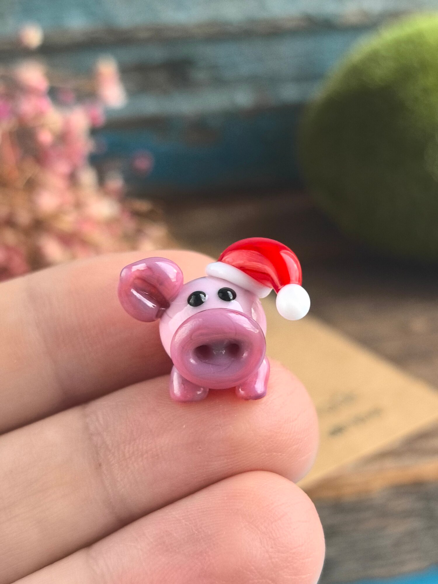 Фигурка стеклянная свинка в шапке Санты из стекла ручной работы
