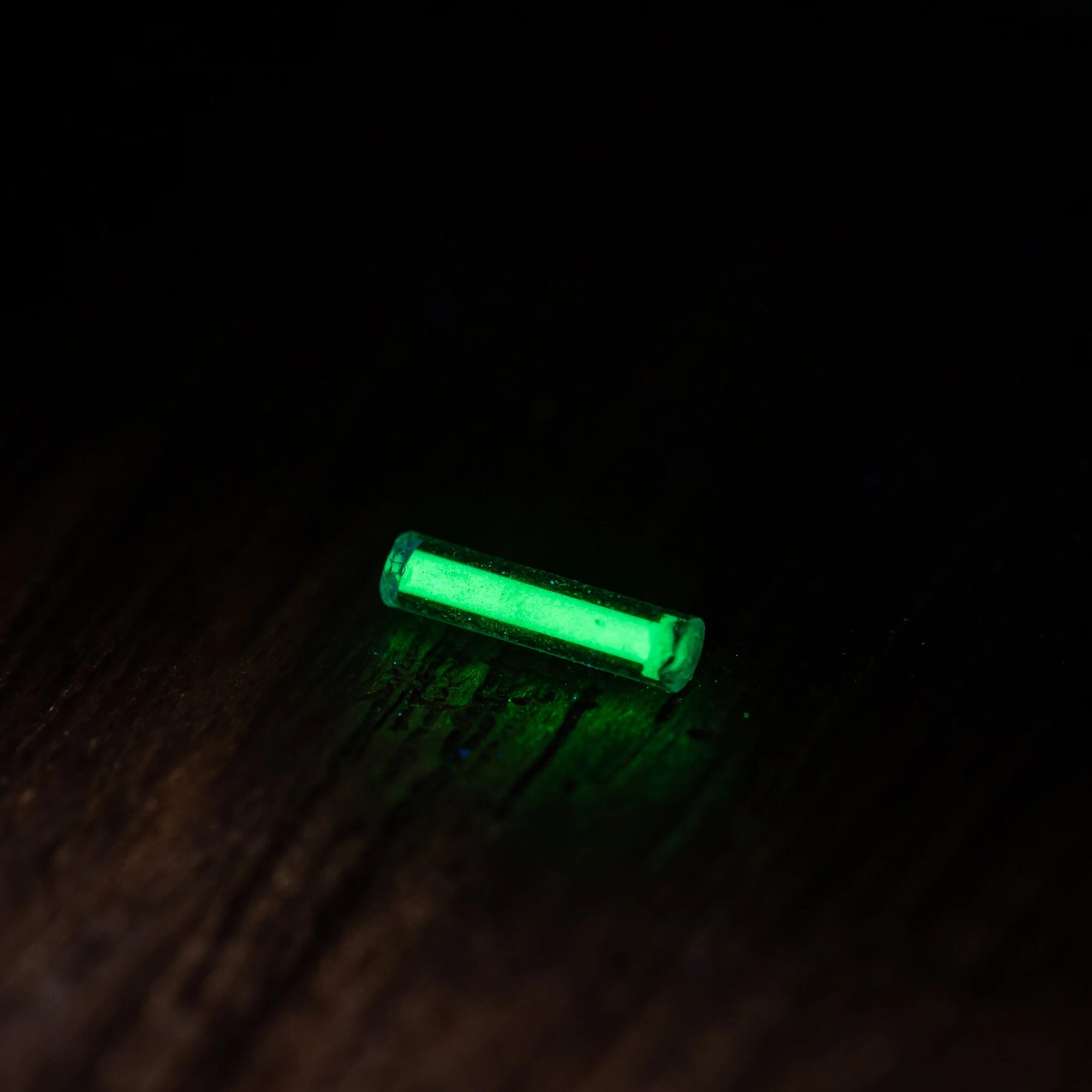 Светящаяся трубка изумрудного цвета 1.5x6mm