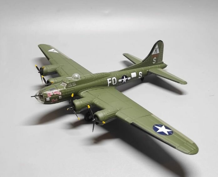 1:144 B-17F Flying Fortress (Летающая крепость), ВВС США, Вторая мировая война, готовая металлическая модель, коллекционная, "Masters of the Air"