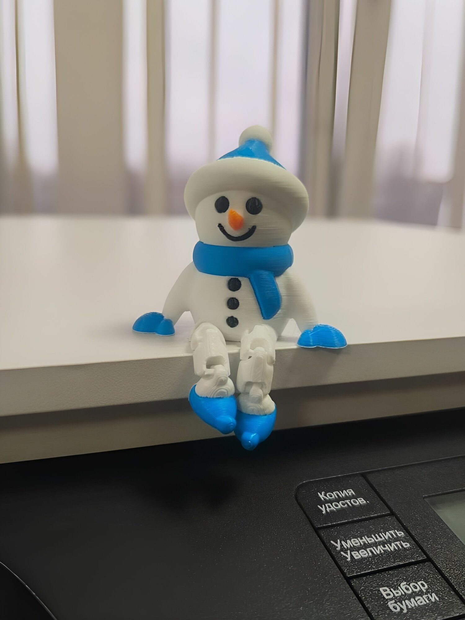 Снеговик с ножками подвижный, новогодний декор, сувенир, детский подарок, антистресс