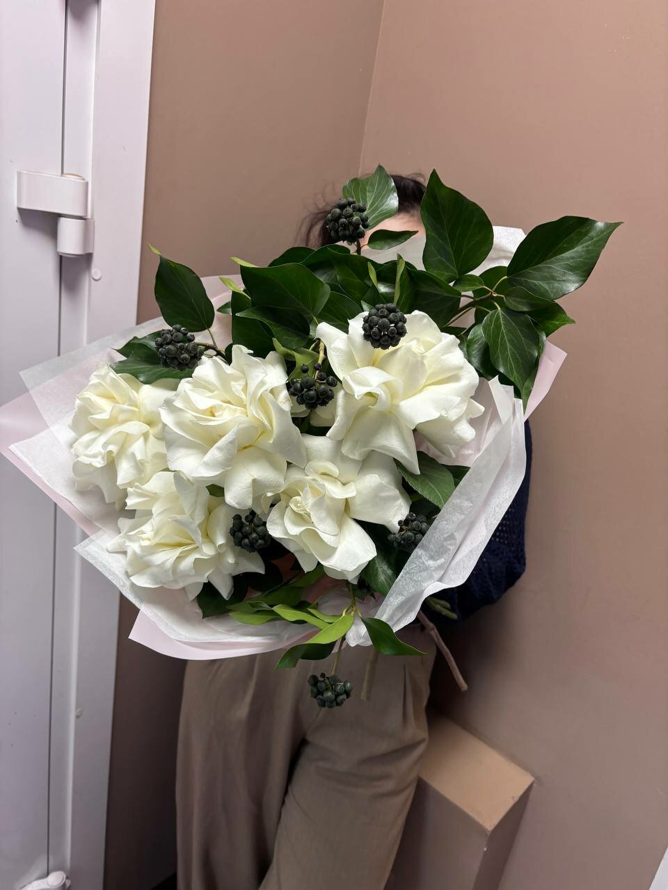 Белоснежные французкие розы с изысканными веточками в авторской упаковке.