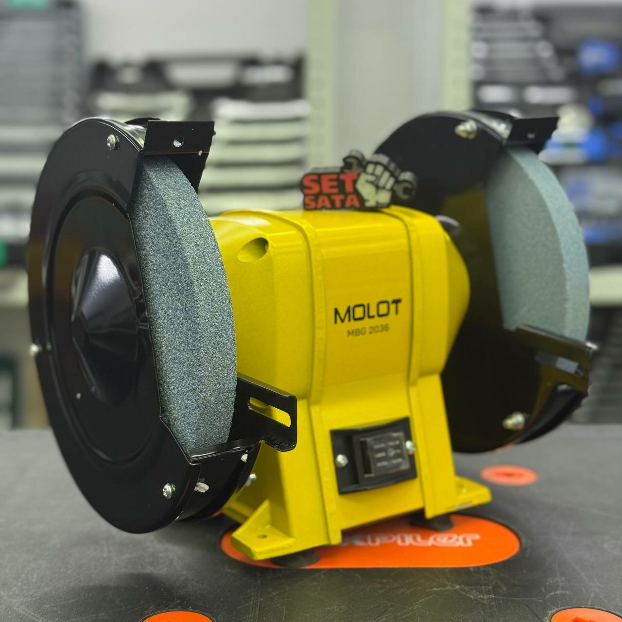 Станок точильный MOLOT MBG 2036, с приводом от двигателя, мощность 350 Вт