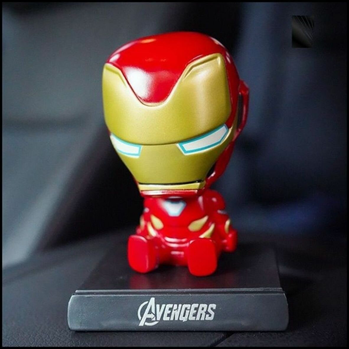 Игрушка с качающейся головой в машину на панель / Аксессуар в автомобиль / игрушка на торпедо / держатель для телефона в машину / Железный человек / Iron Man