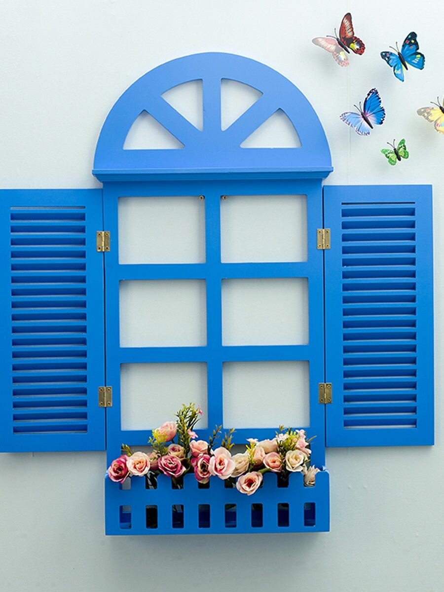 Окна в фальш-стенах, деревянные ставни, белое