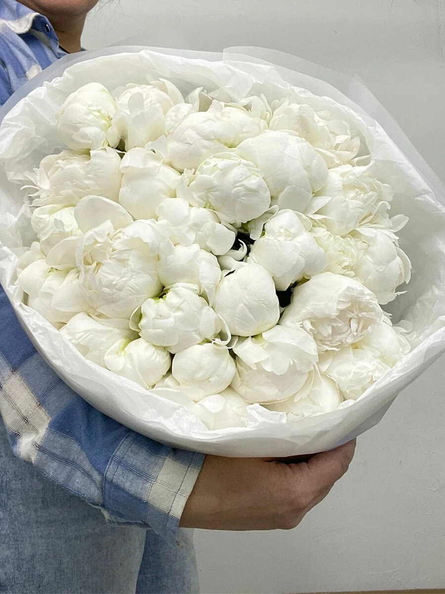 Букет красивых живых цветов N1flor из 15 белоснежных ароматных пионов, высота 48 см.