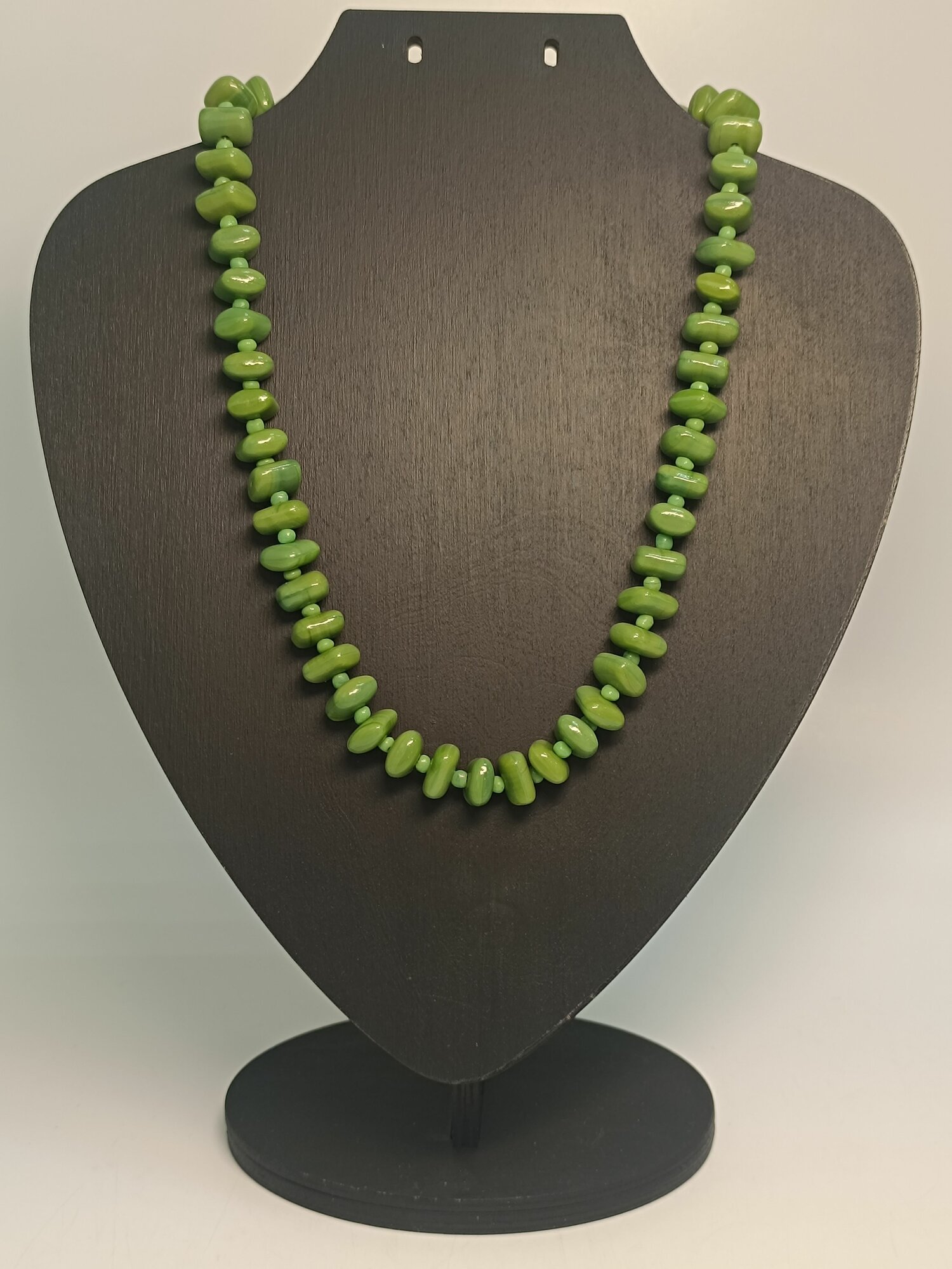 Винтажные зелёные бусы, длина 46см.