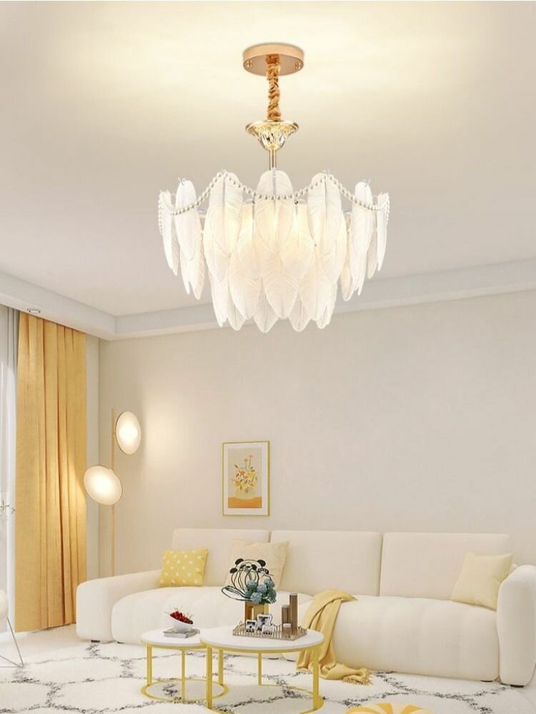 Люстра из перьев