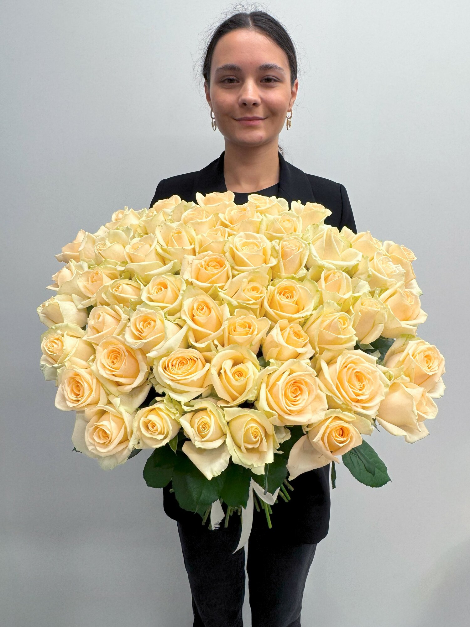 Букет живых цветов, персиковые розы 51 шт 60 см. "Пич Аваланж", флау стор