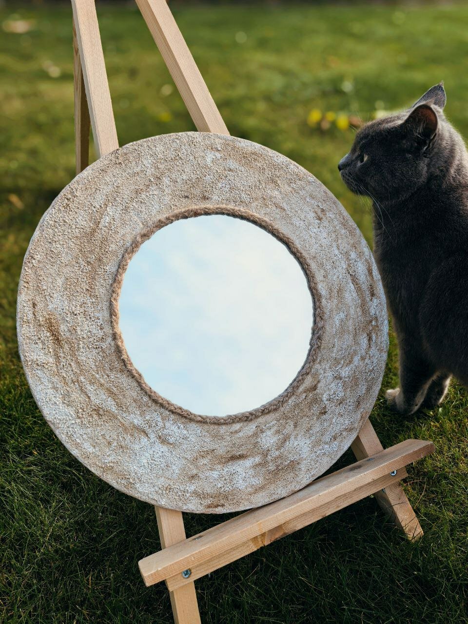 Зеркало круглое в раме с дизайнерской отделкой